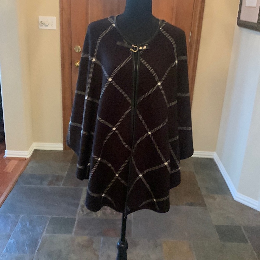 Beautiful Heavy Weight Black & White Cape By Ivanka T… - Gem